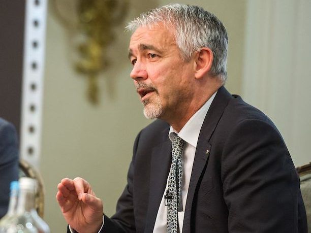 Shell appoints Jessica Uhl as CFO Simon Henry’s successor - The CFO